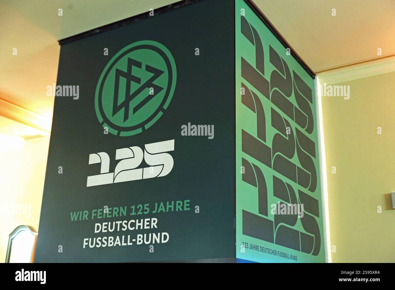 Symbolbild, DFB-Logo. Festakt zum 125-j?hrigen Jubil?um des DFB am 24.01.25 in der Kongresshalle ...