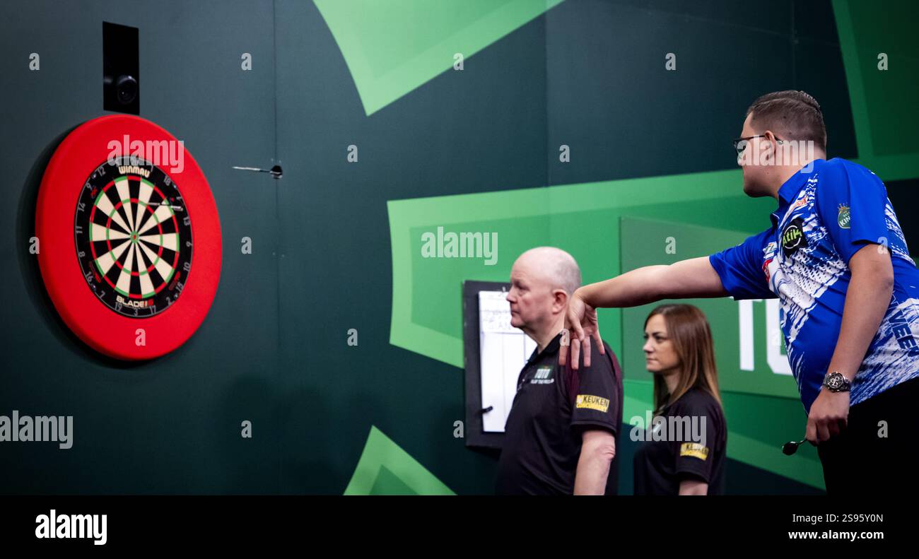 DEN BOSCH - Gian van Veen during the first round of the Dutch Darts ...