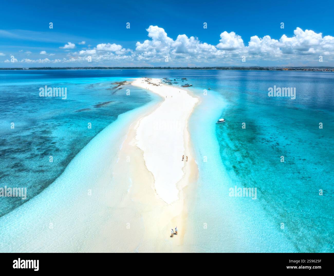 Aerial view of island, sandbank in ocean, sandy beach, blue sea Stock ...