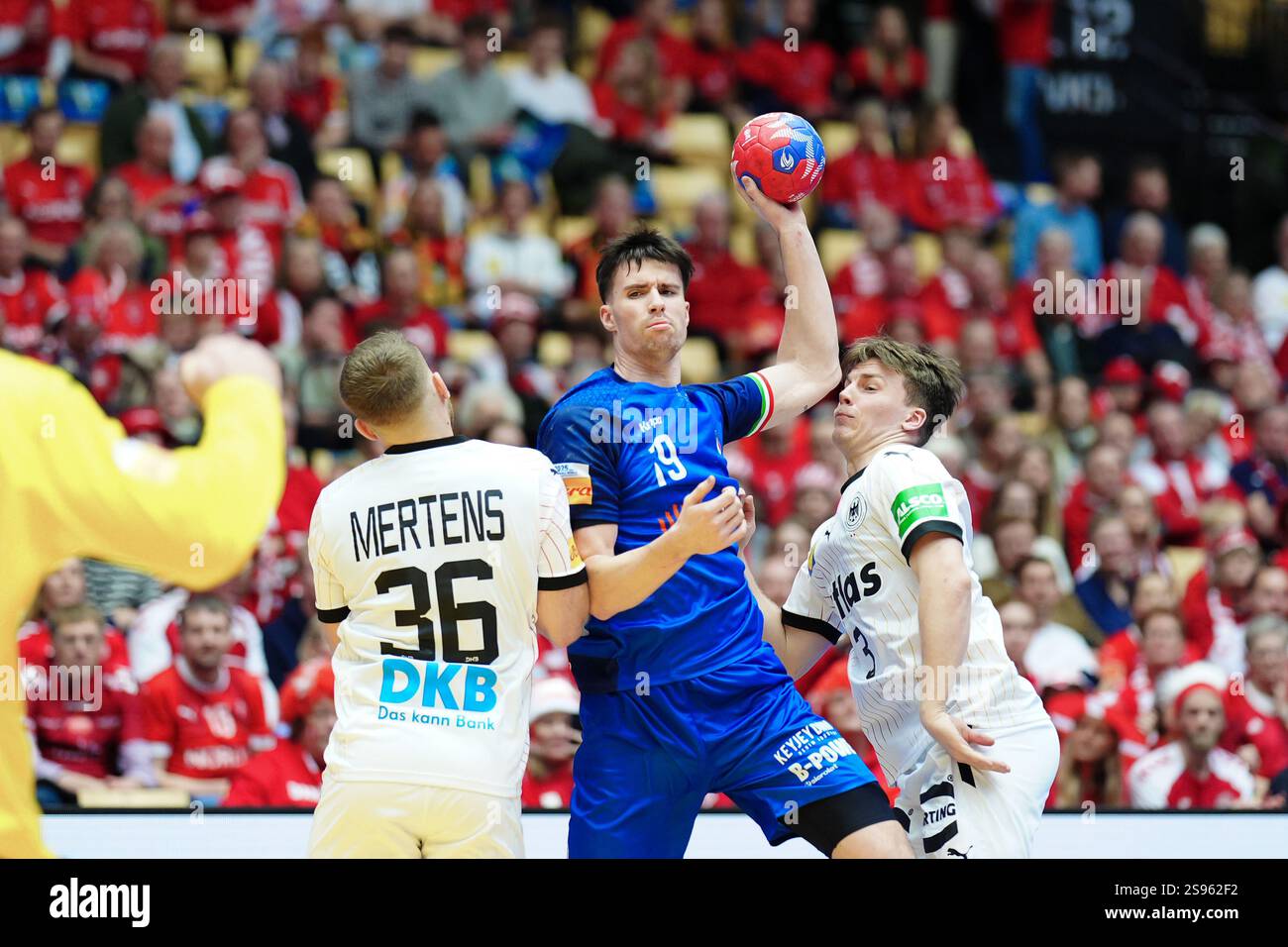 Wurf/Tor Tomas Bortoli (Italien, #19), Lukas Mertens (Deutschland, #36 ...