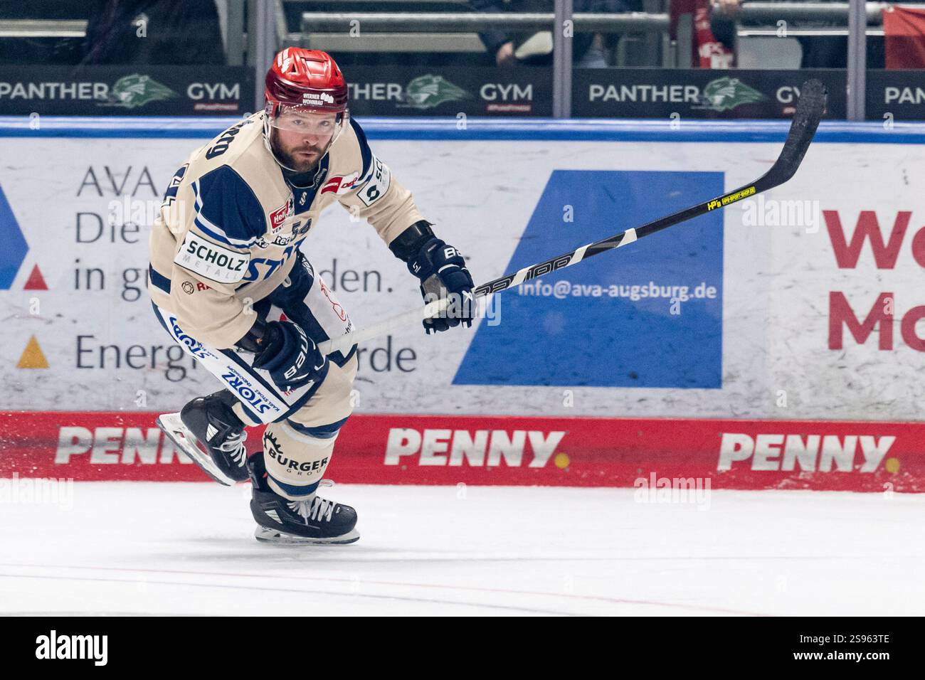 Ben Marshall (Schwenninger Wild Wings, #54) zeichnete fuer das Tor zum ...