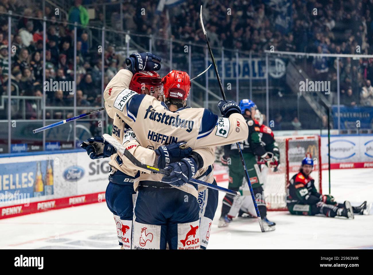 Mirko Hoefflin (Schwenninger Wild Wings, #10) und Sebastian Uvira ...