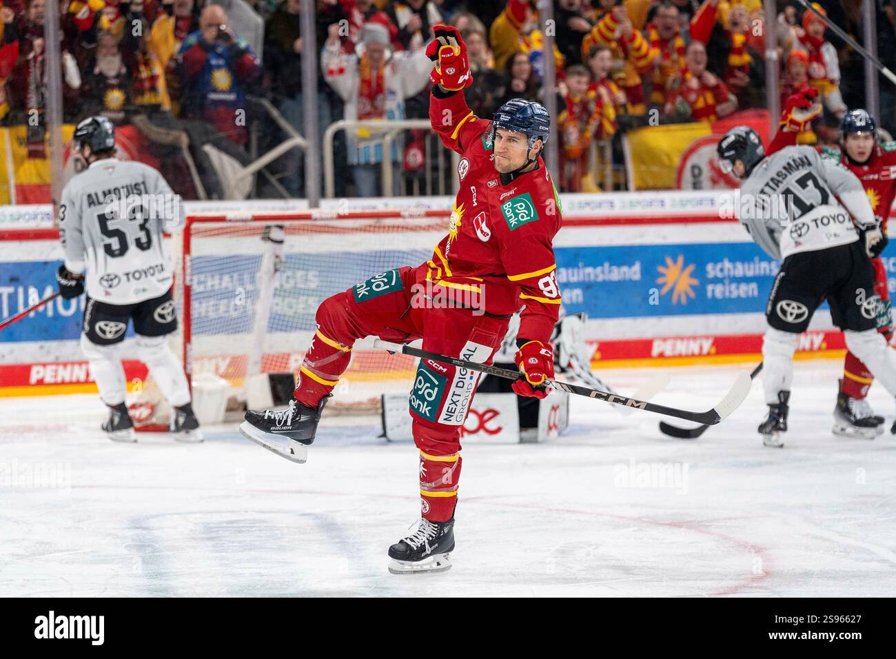 Tyler Gaudet (Duesseldorfer EG, #93) jubelt nach seinem Tor, GER ...