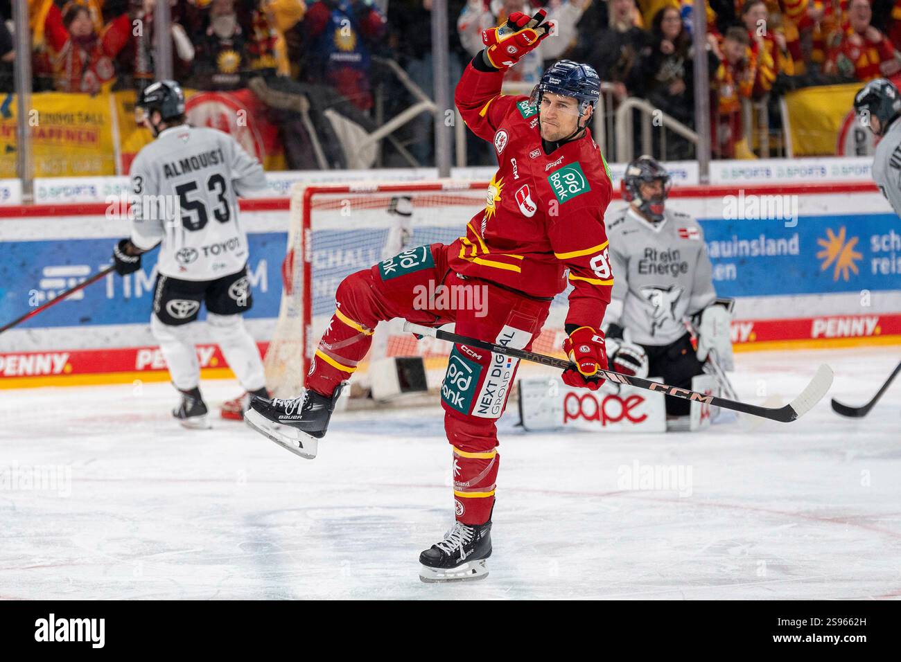 Tyler Gaudet (Duesseldorfer EG, #93) jubelt nach seinem Tor zum 1:0 ...