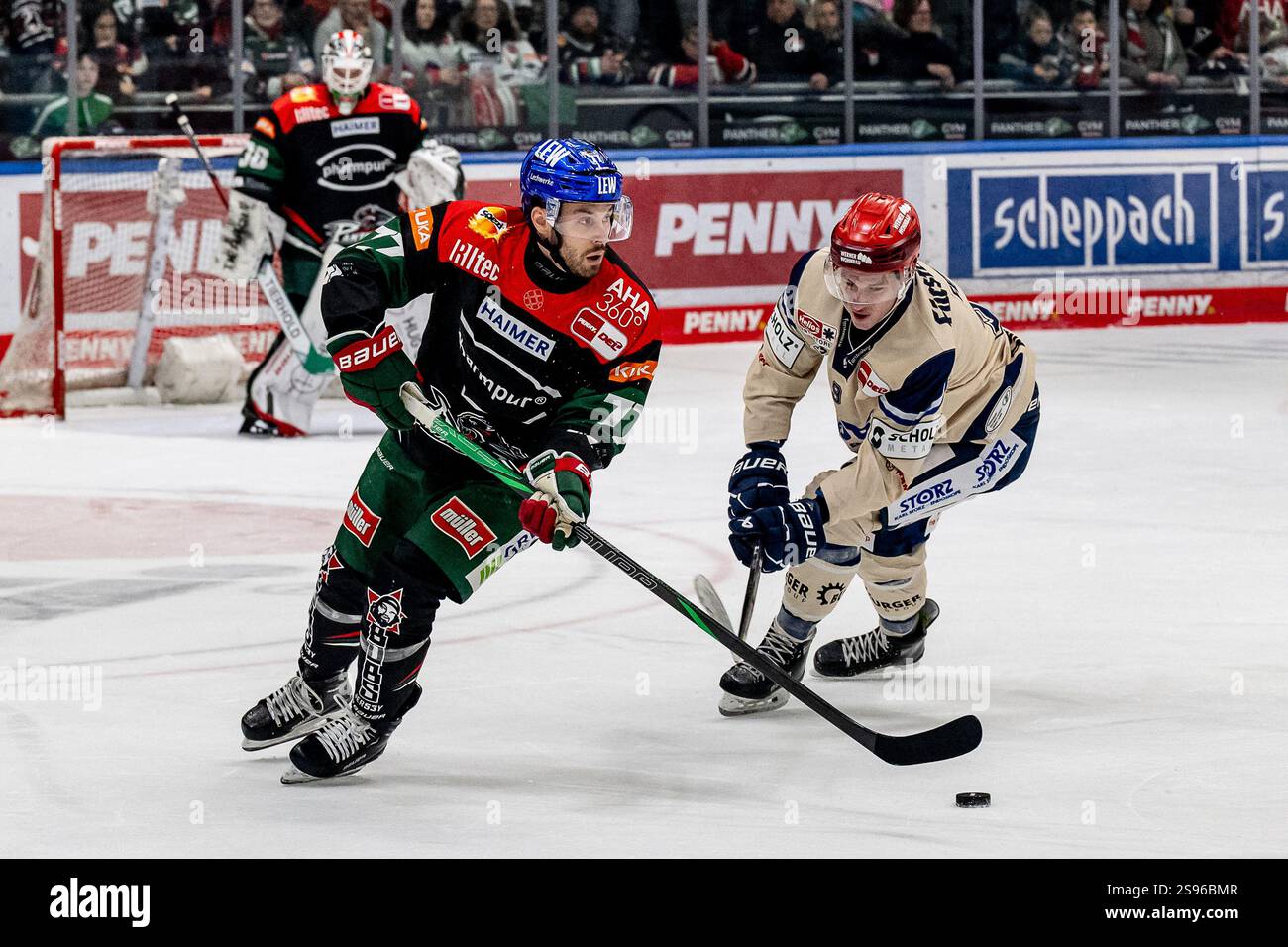 Kampf um den Puck / Zweikampf zwischen Luca Tosto (Augsburger Panther ...