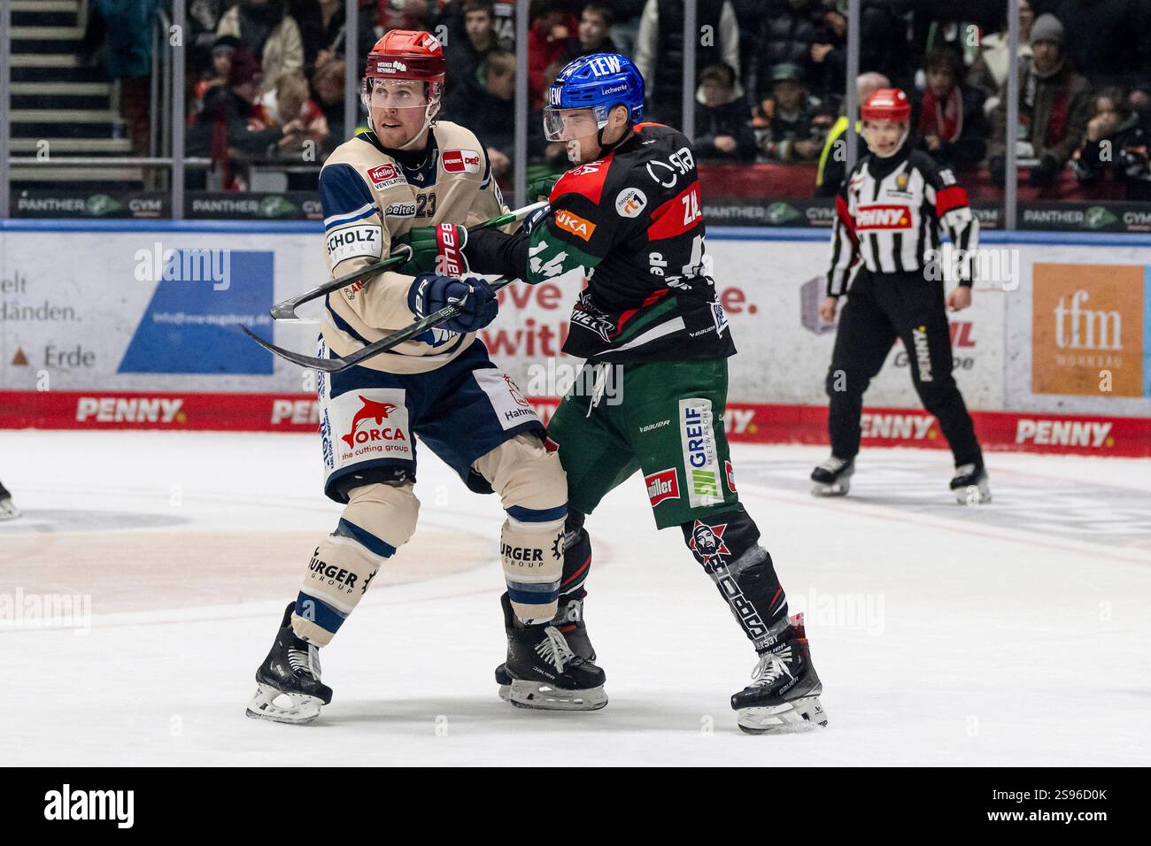 Brett Ritchie (Schwenninger Wild Wings, #23) gegen Nolan Zajac ...