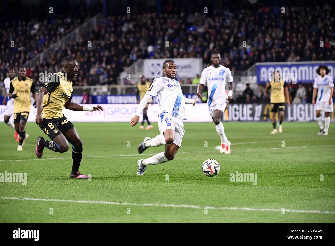 08 Dennis APPIAH (asse) - 25 Hamed Junior TRAORE (aja) during the Ligue ...