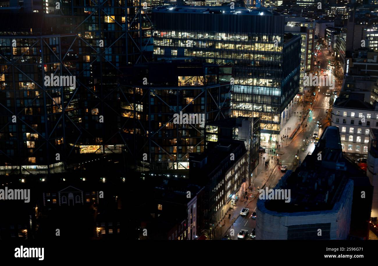 Commercial office night london bridge hi-res stock photography and ...