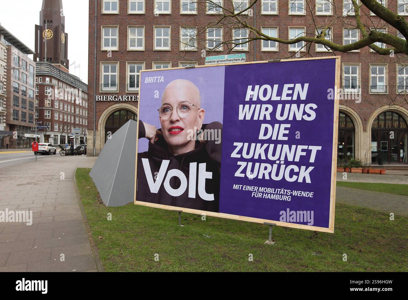 Ein Wahlplakat der Partei Volt mit dem Konterfei von Britta Peters ...