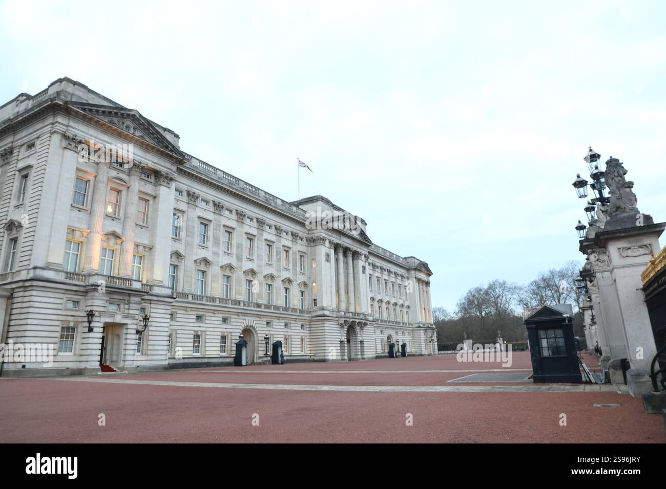 Buckingham Palace, royal residence in London, England Stock Photo - Alamy