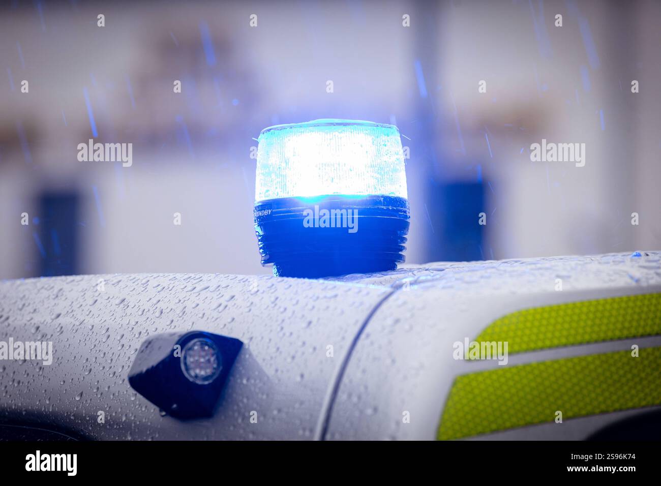 Das Bild zeigt das eingeschaltete Blaulicht eines Polizeifahrzeugs bei ...