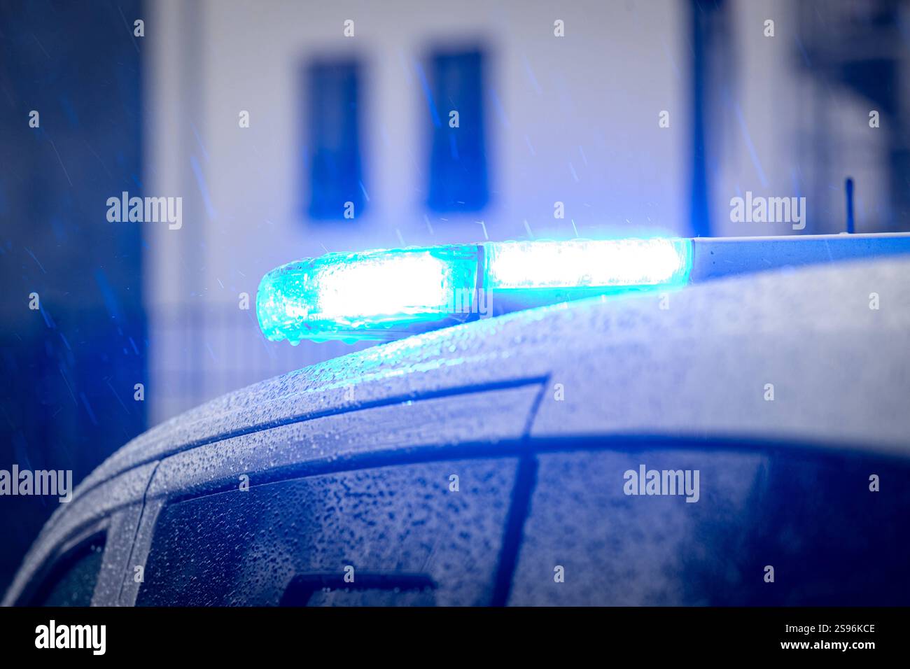 Das Bild zeigt das eingeschaltete Blaulicht eines Polizeifahrzeugs bei ...
