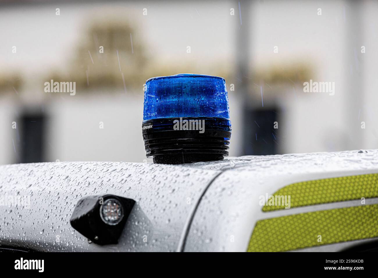 Das Bild zeigt das Blaulicht eines Polizeifahrzeugs bei Regen. Die ...