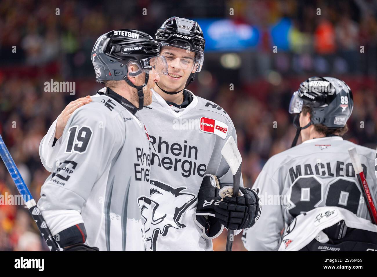 Glueckliche Sieger, Frederik Storm (Koelner Haie, #19) , GER Duesseldorfer EG vs. Koelner Haie ...