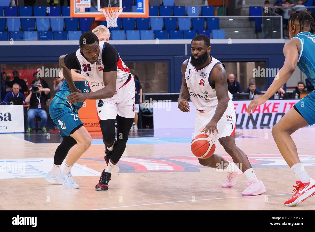 Giddy Potts (Wegreenit Urania Basket Milano) % Kevin Ndzie (Wegreenit ...