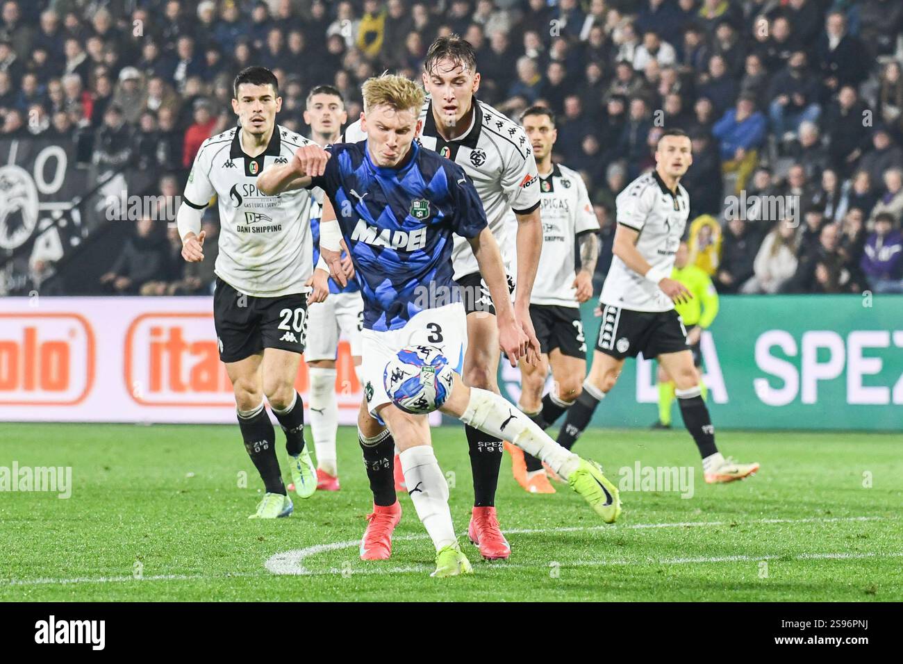 Josh Thomas Doig (Sassuolo) fights for the ball against Francesco Pio ...