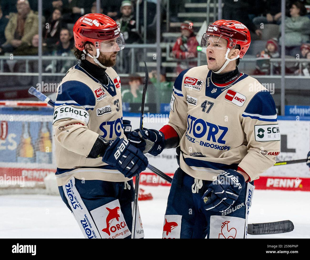 Thomas Larkin (Schwenninger Wild Wings, #37) bejubelt mit Alexander ...