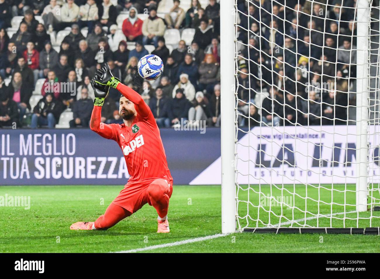 Horatiu Alexandru Moldovan (Sassuolo) doesn't save the ball and Luca ...