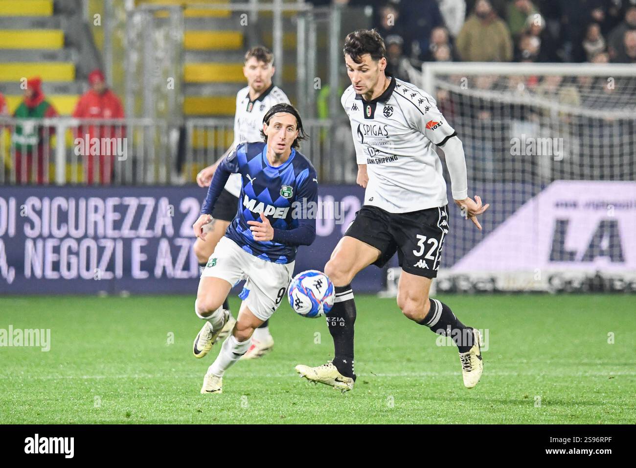 Luca Vignali (Spezia) fights for the ball against Samuele Mulattieri ...