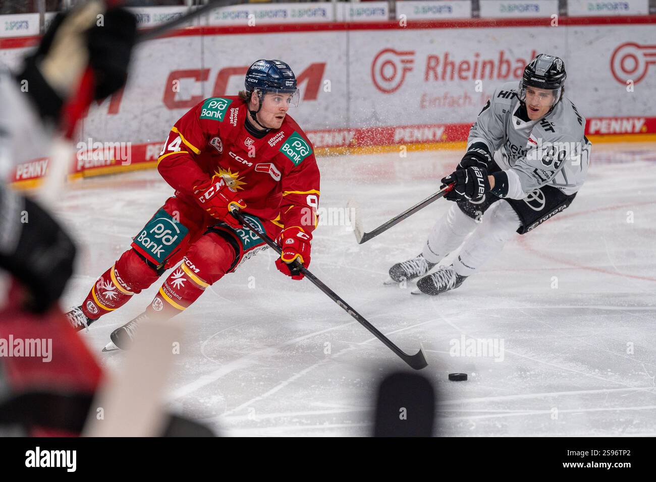 Tyler Angle (Duesseldorfer EG, #94) gegen Gregor MacLeod (Koelner Haie ...