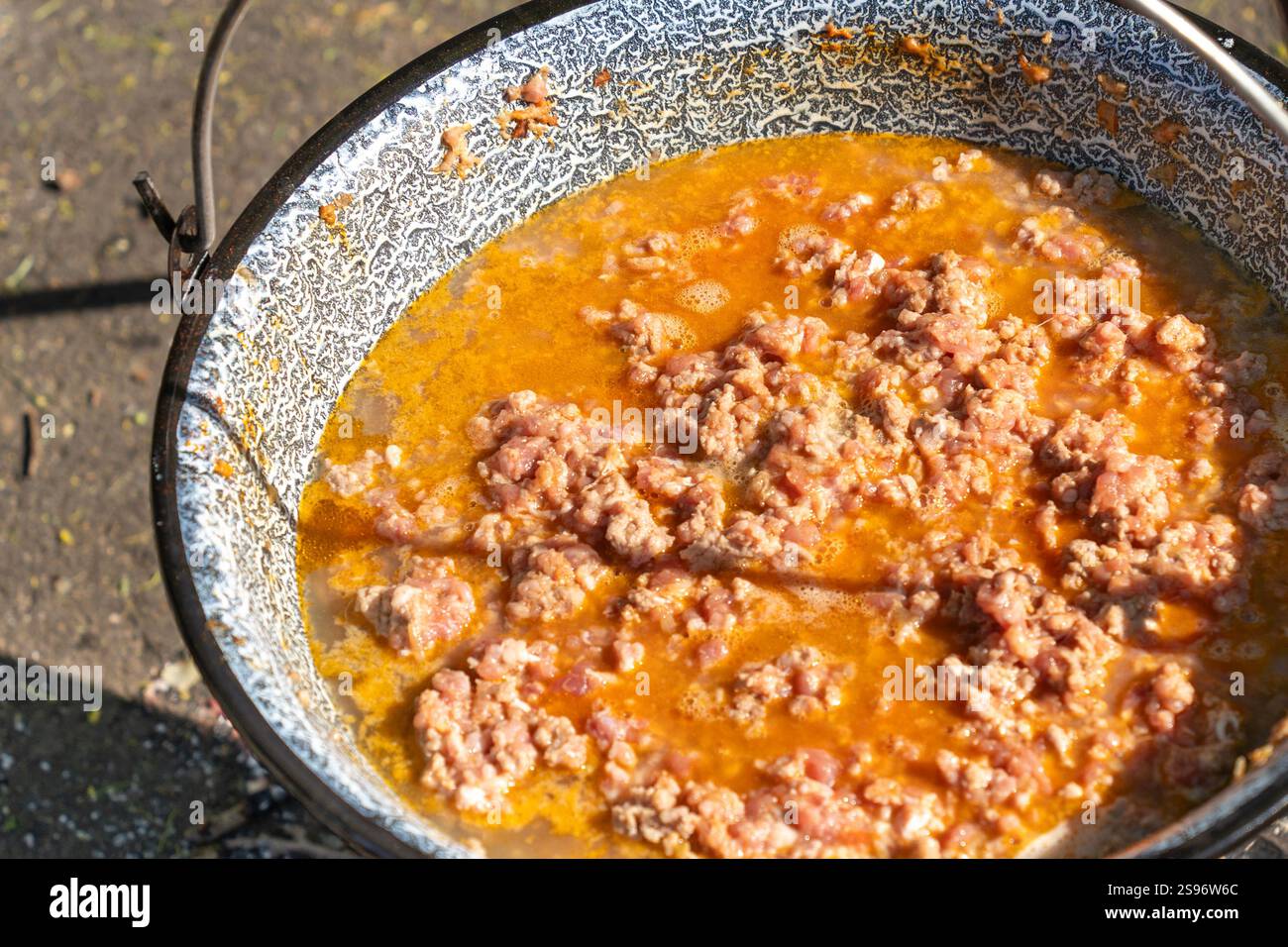 Cooking minced meat stew in outdoor cauldron Stock Photo - Alamy