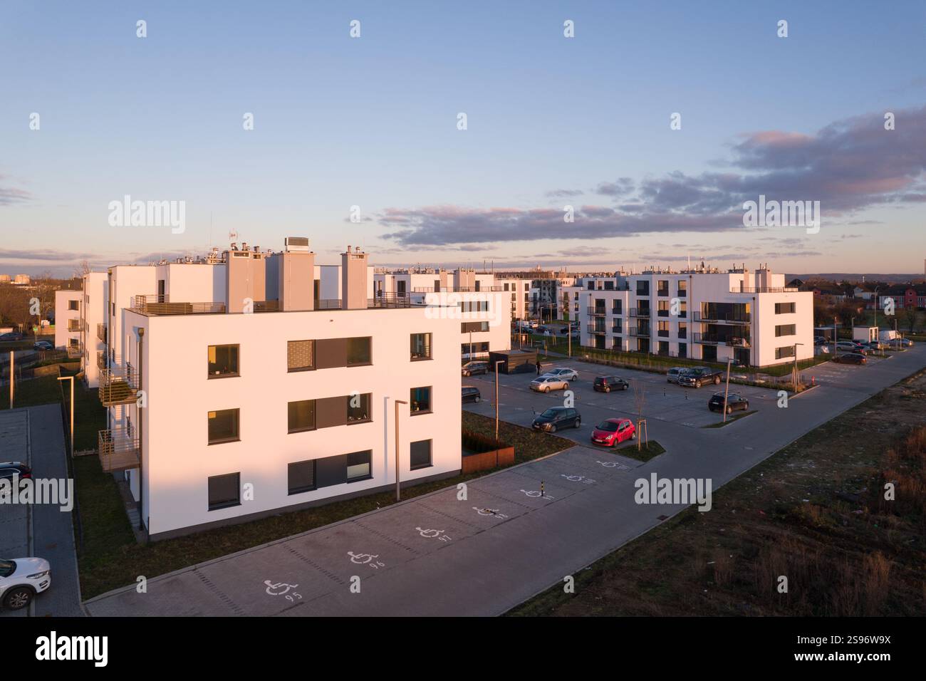 Construction residential apartment complex hi-res stock photography and ...