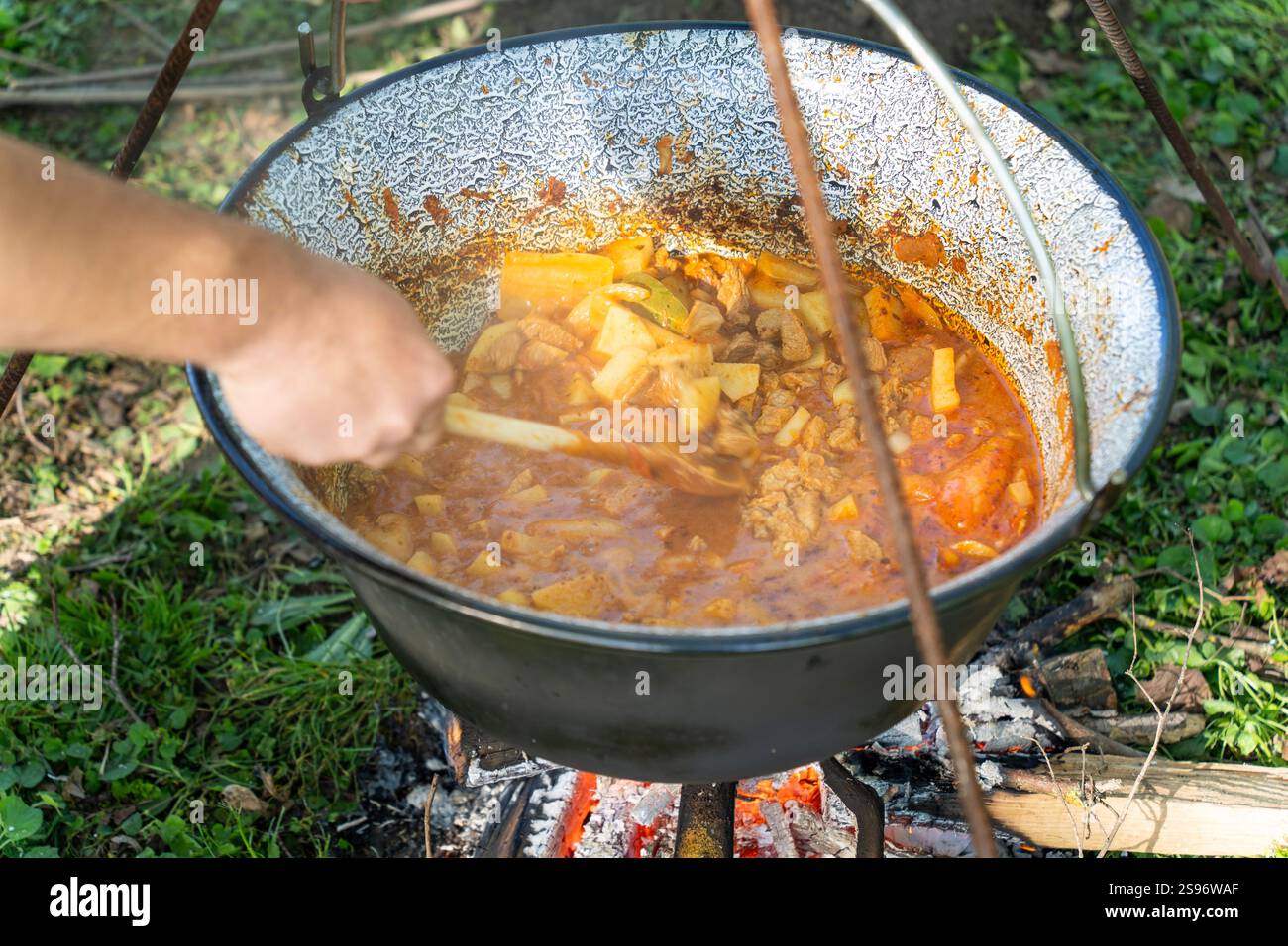 Cooking minced meat stew in outdoor cauldron Stock Photo - Alamy