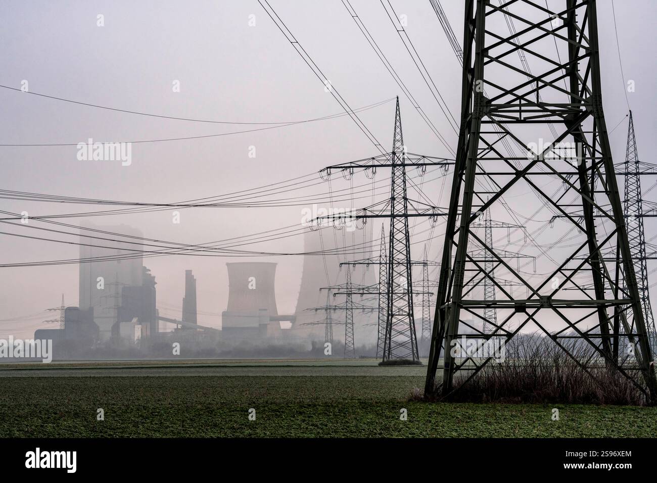 Große Stromtrasse, 380 KV Höchstspannungsleitungen, bei Rommerskirchen ...