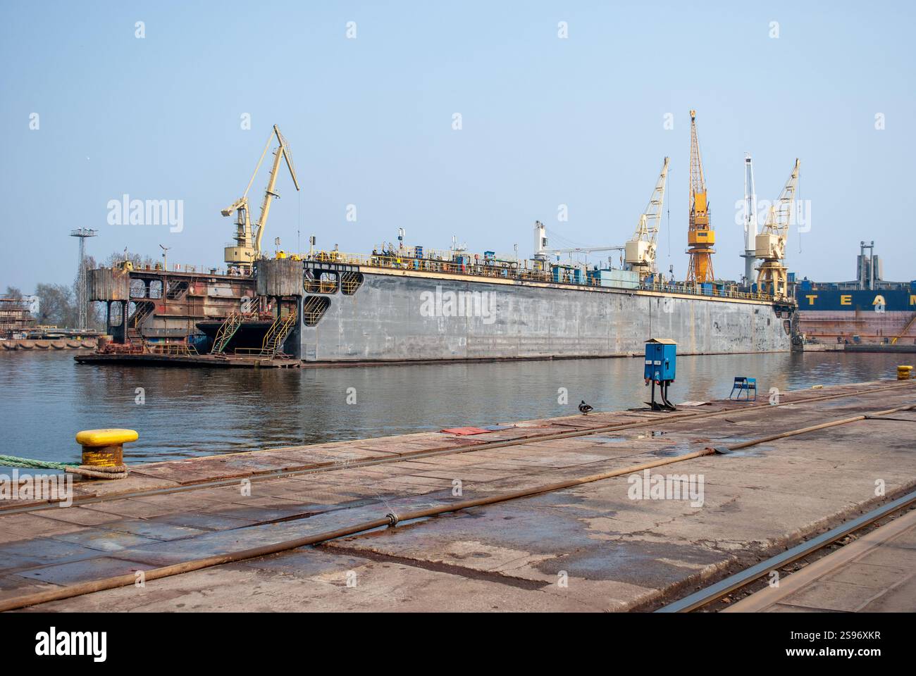 Navy ship on dry dock hi-res stock photography and images - Alamy
