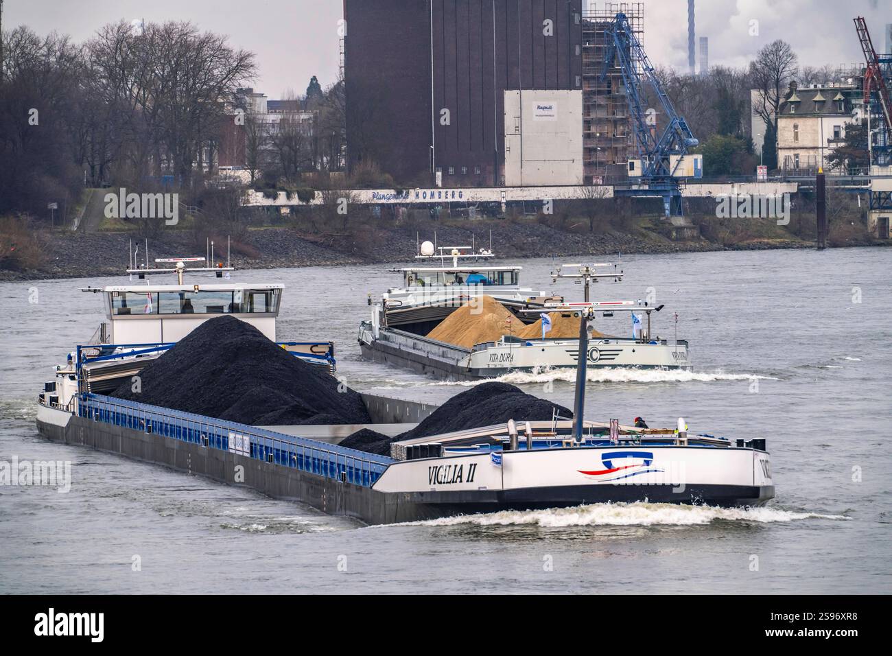 Frachtschiffe auf dem Rhein bei Duisburg-Homberg, Bulk Ladung ...