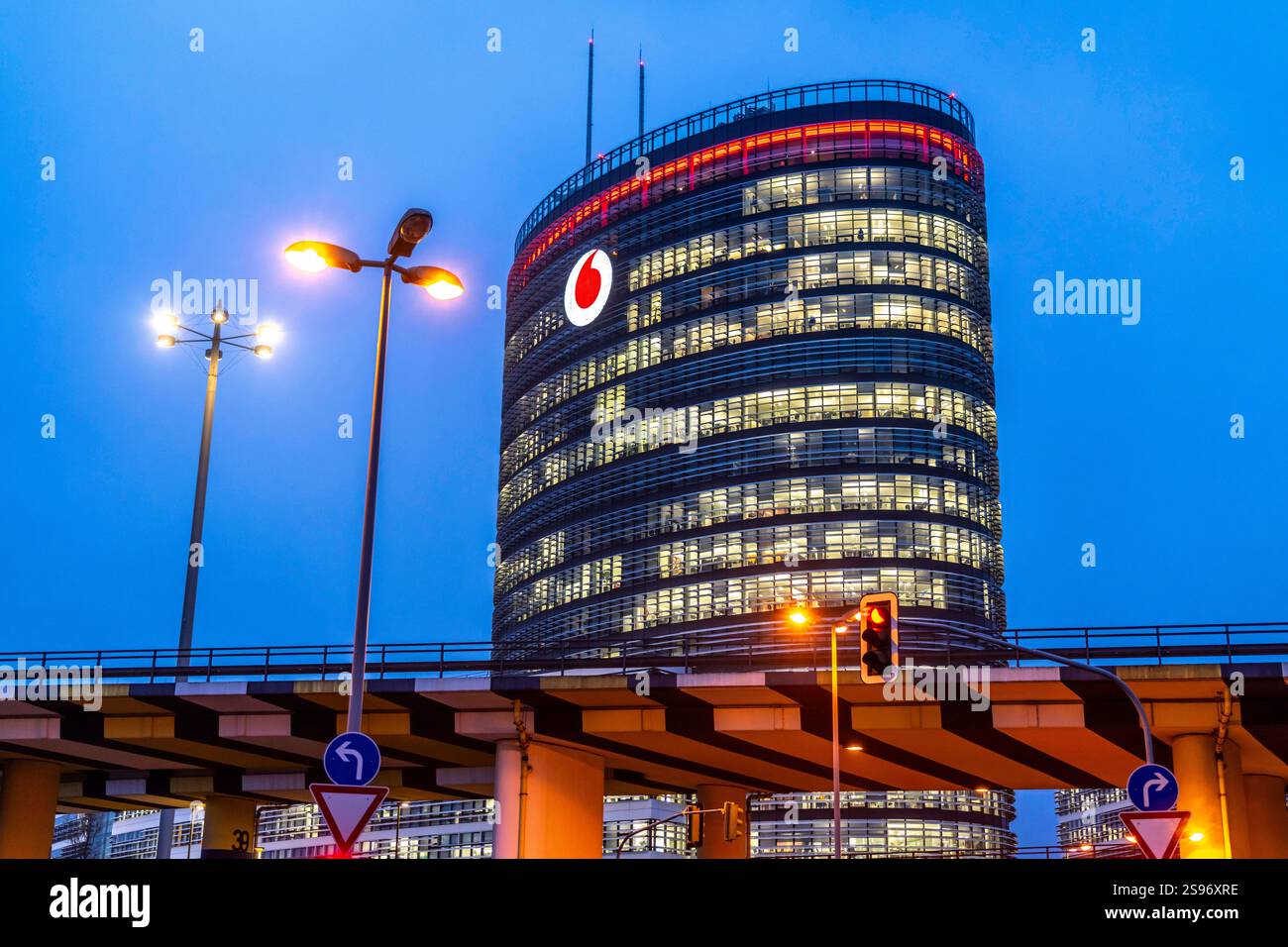 Die Firmenzentrale von Vodafone, in Düsseldorf-Heerdt, Vodafone-Campus ...