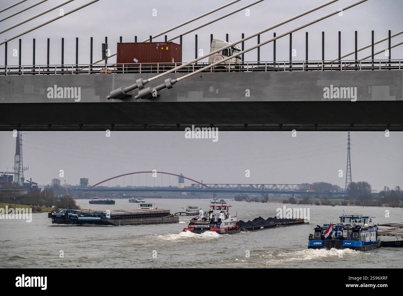 Autobahnbrücke über den Rhein, Brücken Neuenkamp, A40, LKW Verkehr ...