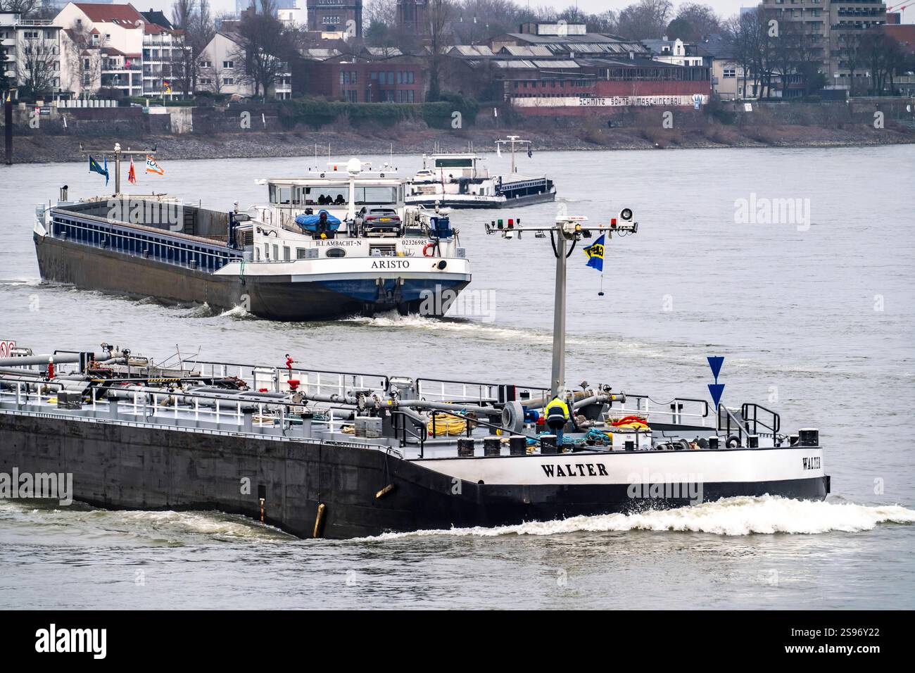 Frachtschiffe auf dem Rhein bei Duisburg-Homberg, NRW, Deutschland ...