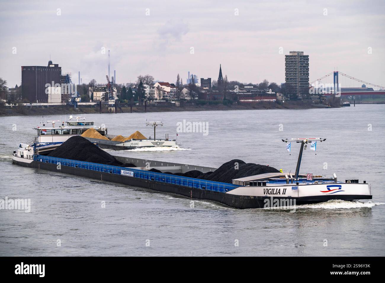 Frachtschiffe auf dem Rhein bei Duisburg-Homberg, Bulk Ladung ...