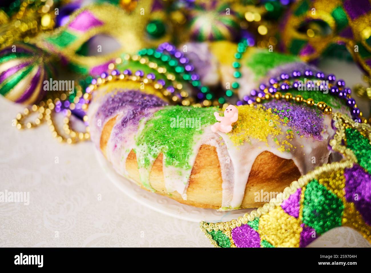 Festive Mardi Gras King Cake Stock Photo - Alamy