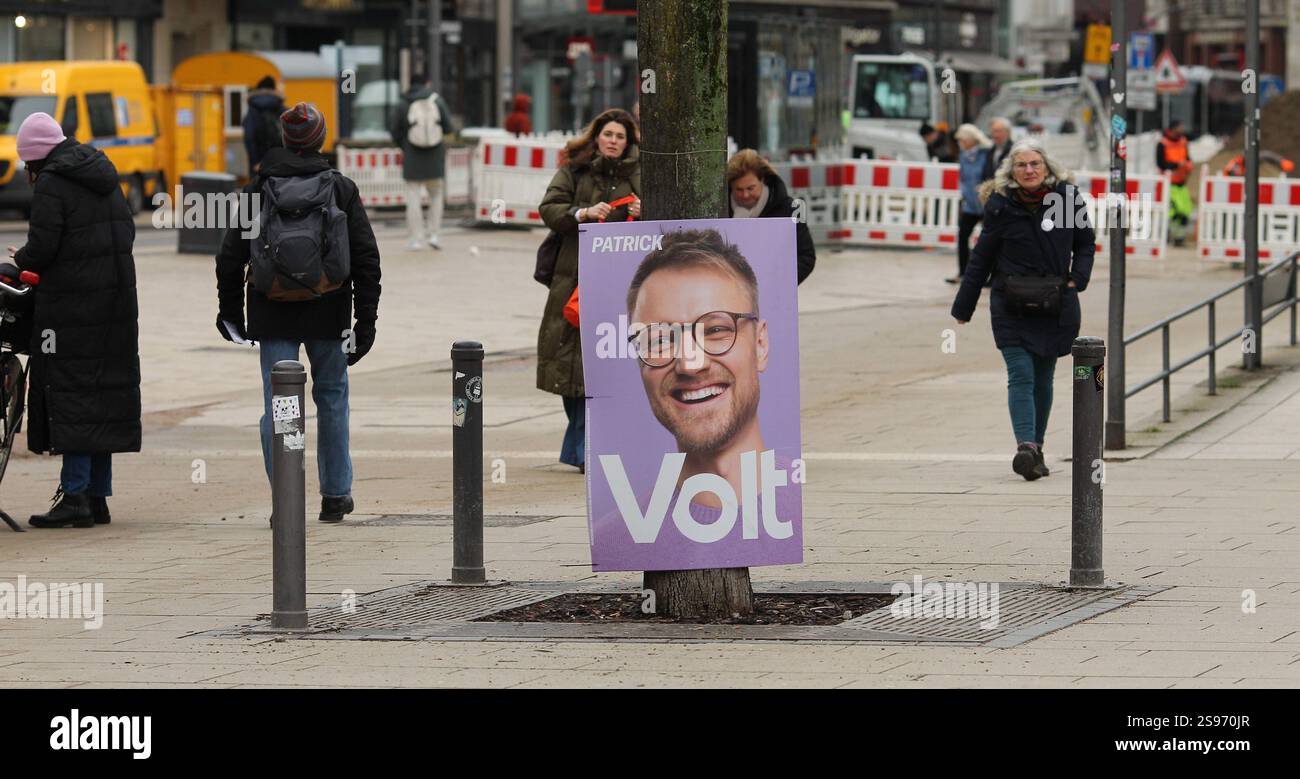 Ein Wahlplakat der Partei Volt mit dem Konterfei von Patrick Fischer ...