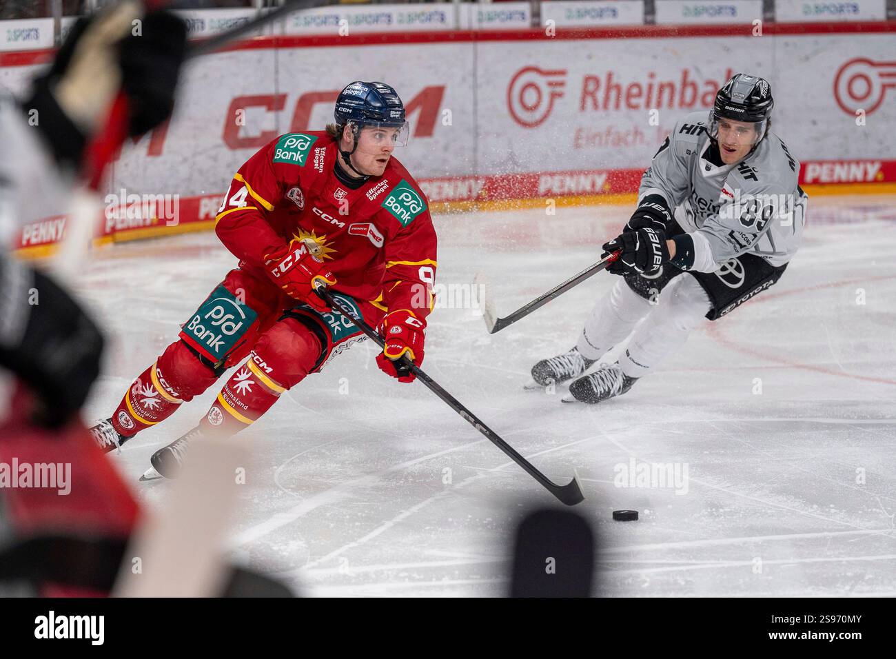 Tyler Angle (Duesseldorfer EG, #94) gegen Gregor MacLeod (Koelner Haie, #89), GER Duesseldorfer ...