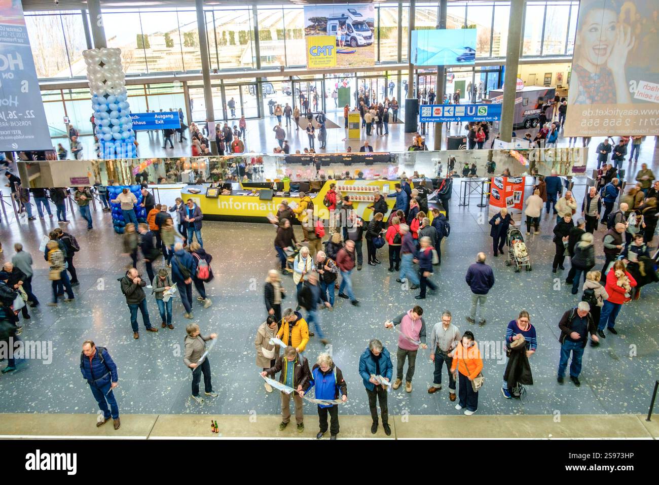 Messebesucher im Eingangsbereich der Messe Stuttgart, wo die CMT Messe ...