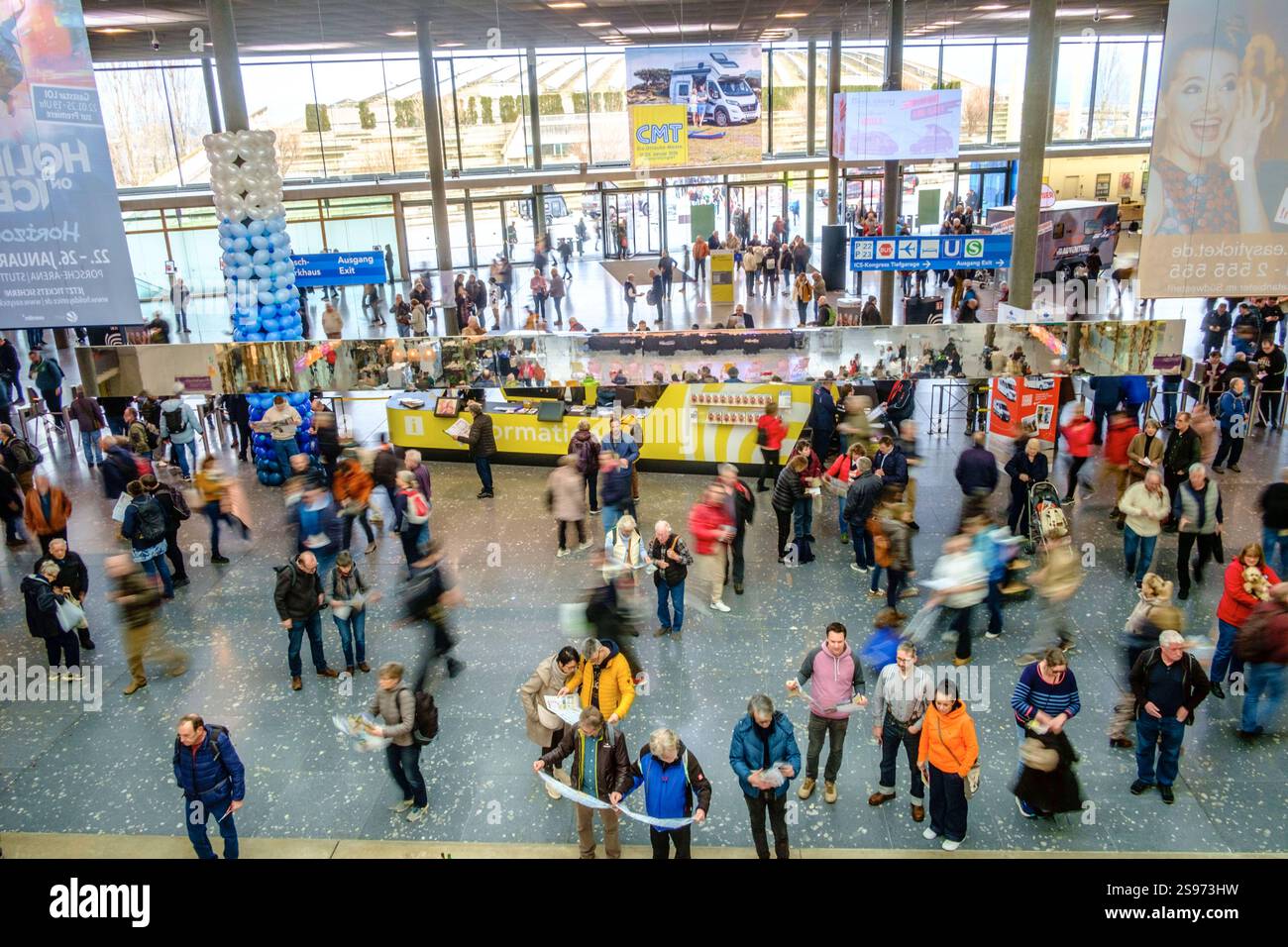 Messebesucher im Eingangsbereich der Messe Stuttgart, wo die CMT Messe ...