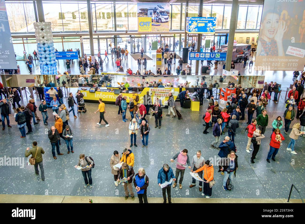 Messebesucher im Eingangsbereich der Messe Stuttgart, wo die CMT Messe ...