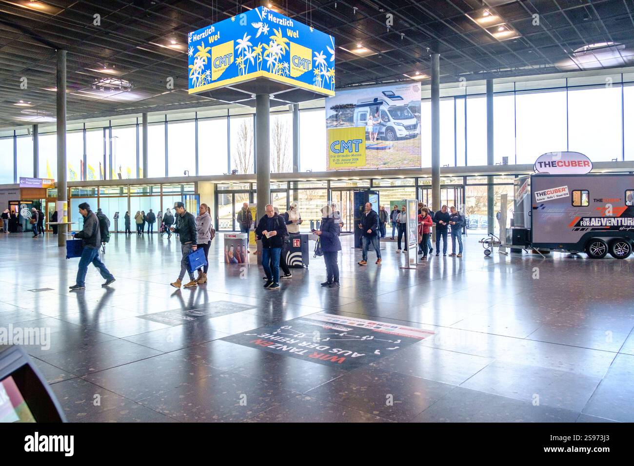 Messebesucher im Eingangsbereich der Messe Stuttgart, wo die CMT Messe ...