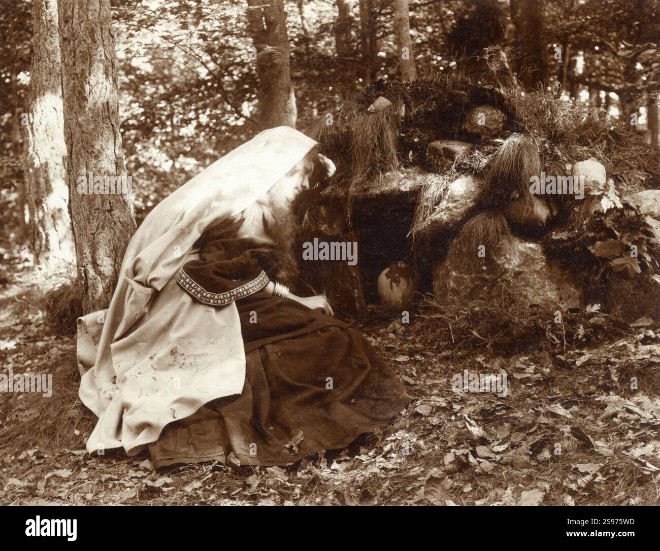 Grafterp met treurende vrouw Stock Photo - Alamy