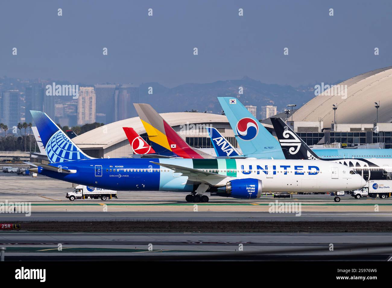 Los Angeles Intl. Airport 1-18-2025 Inglewood, CA USA United Airlines ...