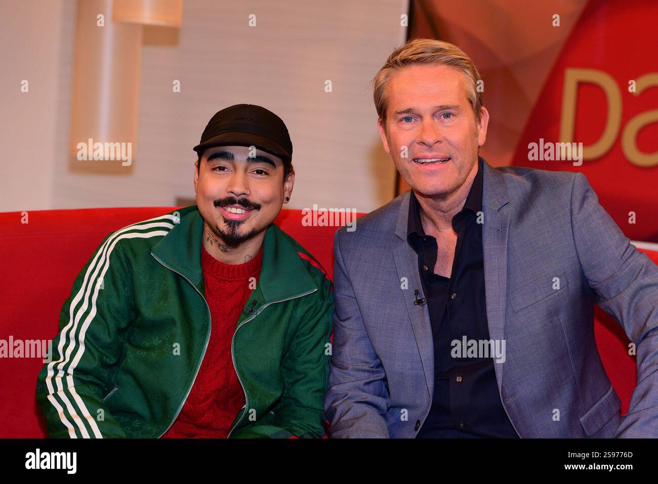 Tony Bauer zu Gast bei Moderator Hinnerk Baumgarten auf dem roten Sofa ...