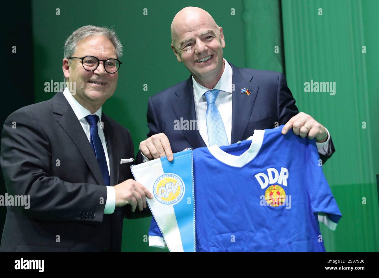 Hermann Winkler (Pr?sident NOFV, Vizepr?sident DFB) und Gianni ...