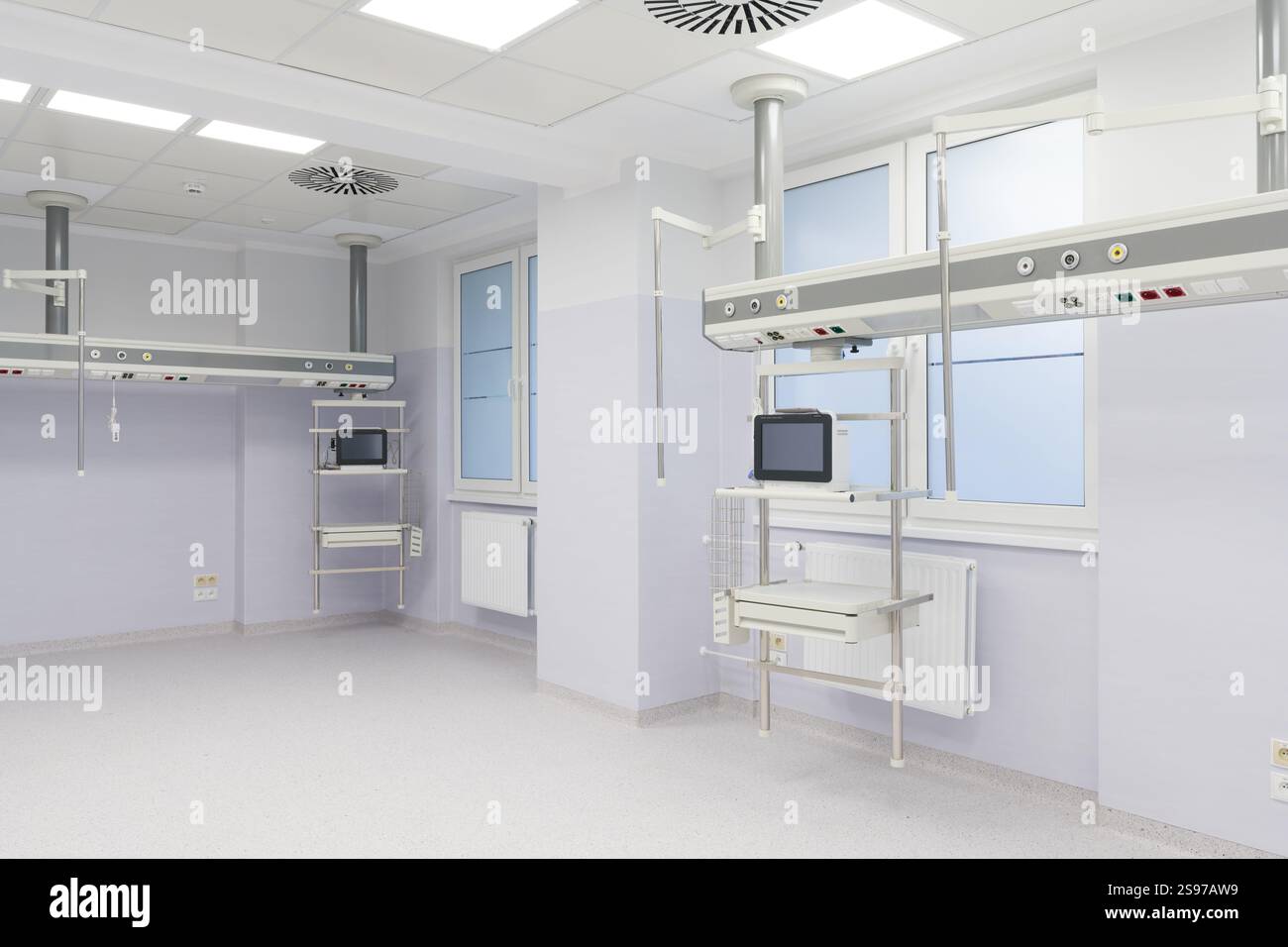 Post-operative room for patients in a hospital, with equipment ...