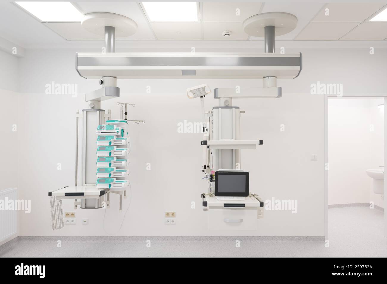 Post-operative room for patients in a hospital, with equipment ...