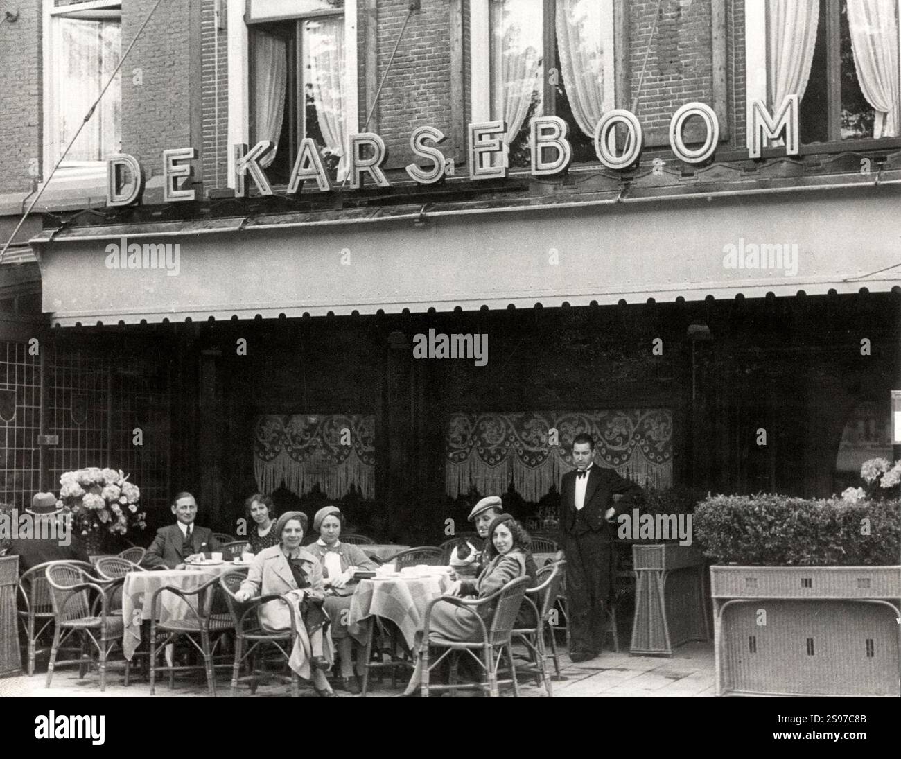 Groepje mensen op het terras van hotel-café-restaurant De Karseboom aan ...