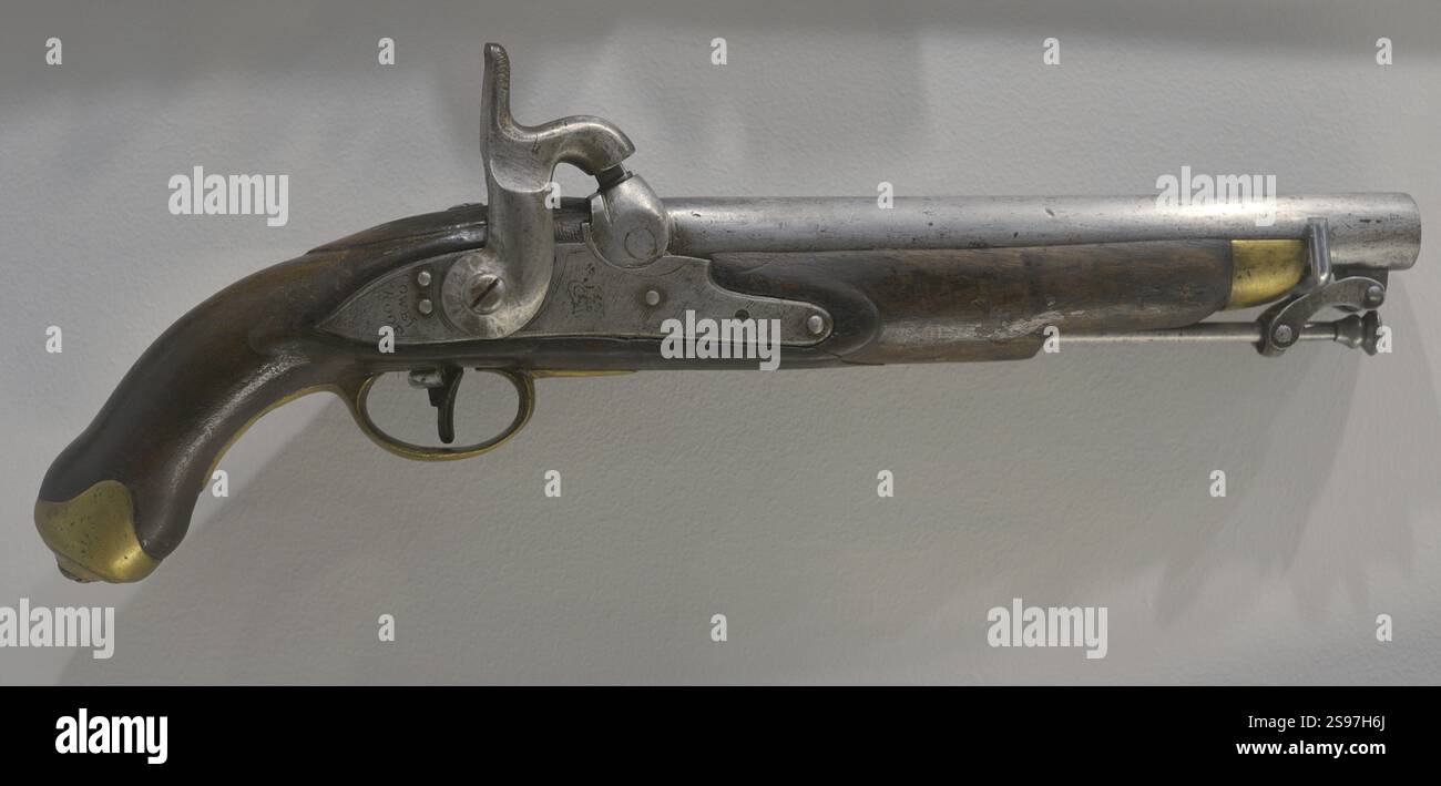 English tower flintlock pistol hi-res stock photography and images - Alamy