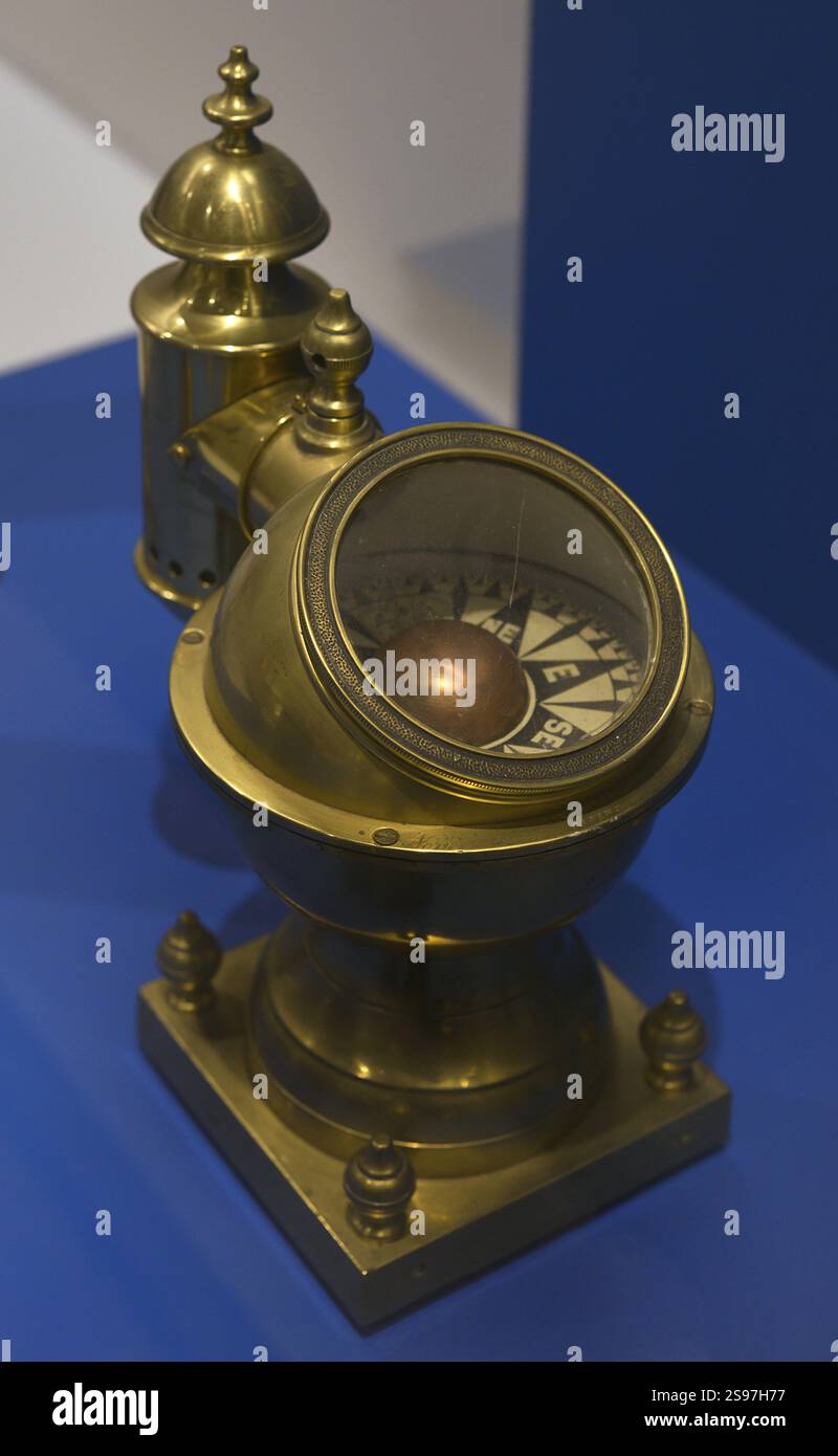 19th century mariner's compass, made in England. Maritime Museum ...